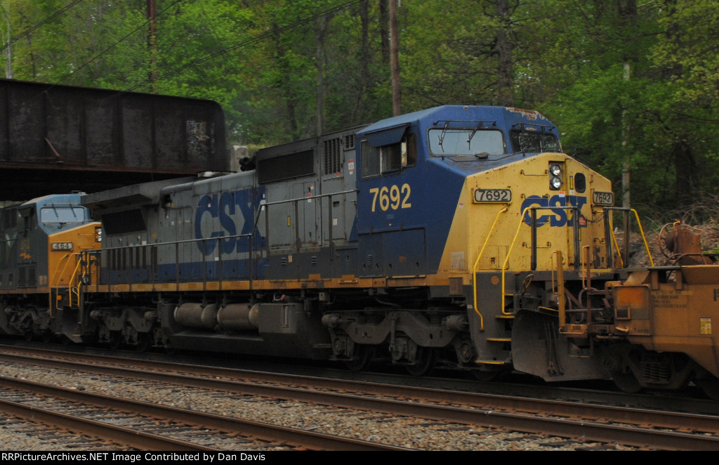 CSX CW40-8 7692 in YN2 on Q034-23.